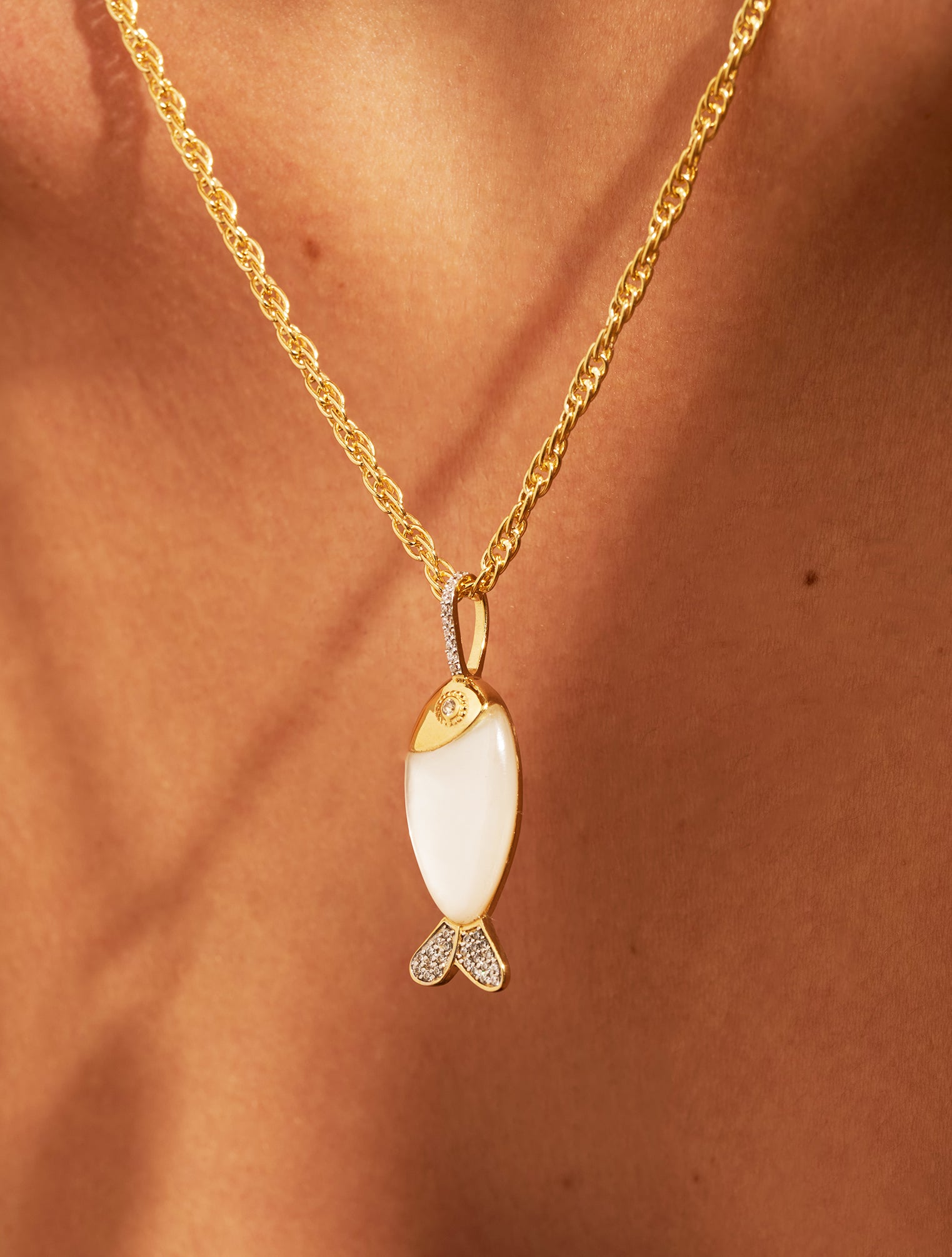 Sautoir poisson - Nacre | Be Maad - Sautoir poisson en laiton doré à l ...